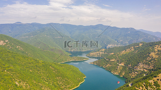 Vacha 大坝周围绿色山丘的鸟瞰图。高清摄影大图-千库网