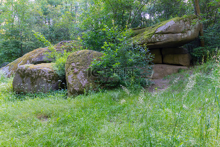 大自然背景下森林中大石块的有趣建造高清摄影大图-千库网