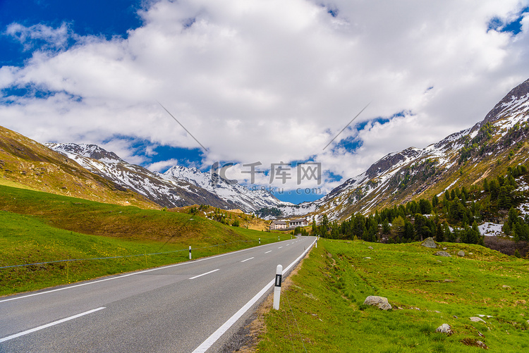在多雪的阿尔卑斯山、Fluelapass、达沃斯、格劳宾德之间的道路高清摄影大图-千库网