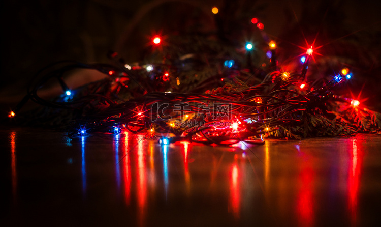 圣诞灯是一个经典的象征。高清摄影大图-千库网