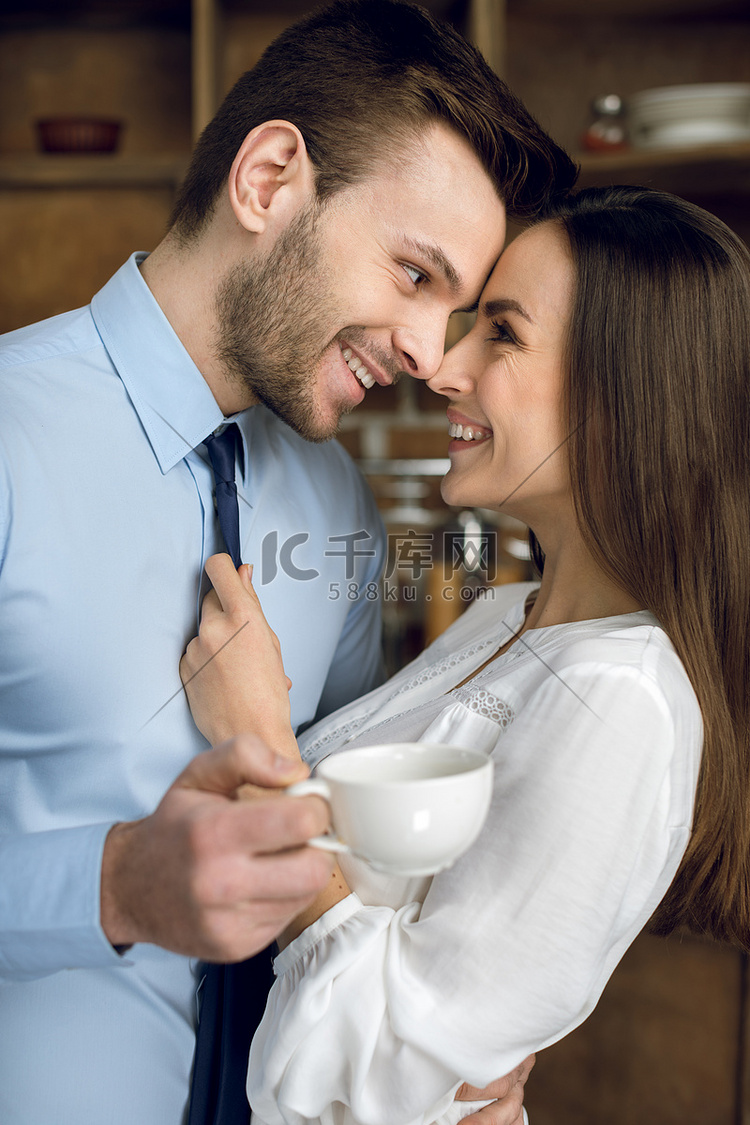 看着女商人的快乐商人的肖像高清摄影大图-千库网