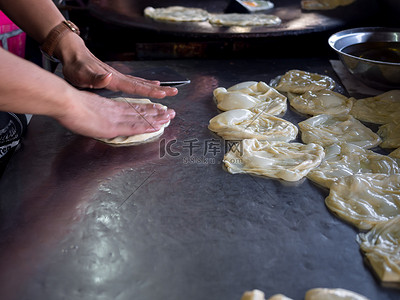 Roti Making，roti 由 roti maker 用油打碎面粉。高清摄影大图-千库网