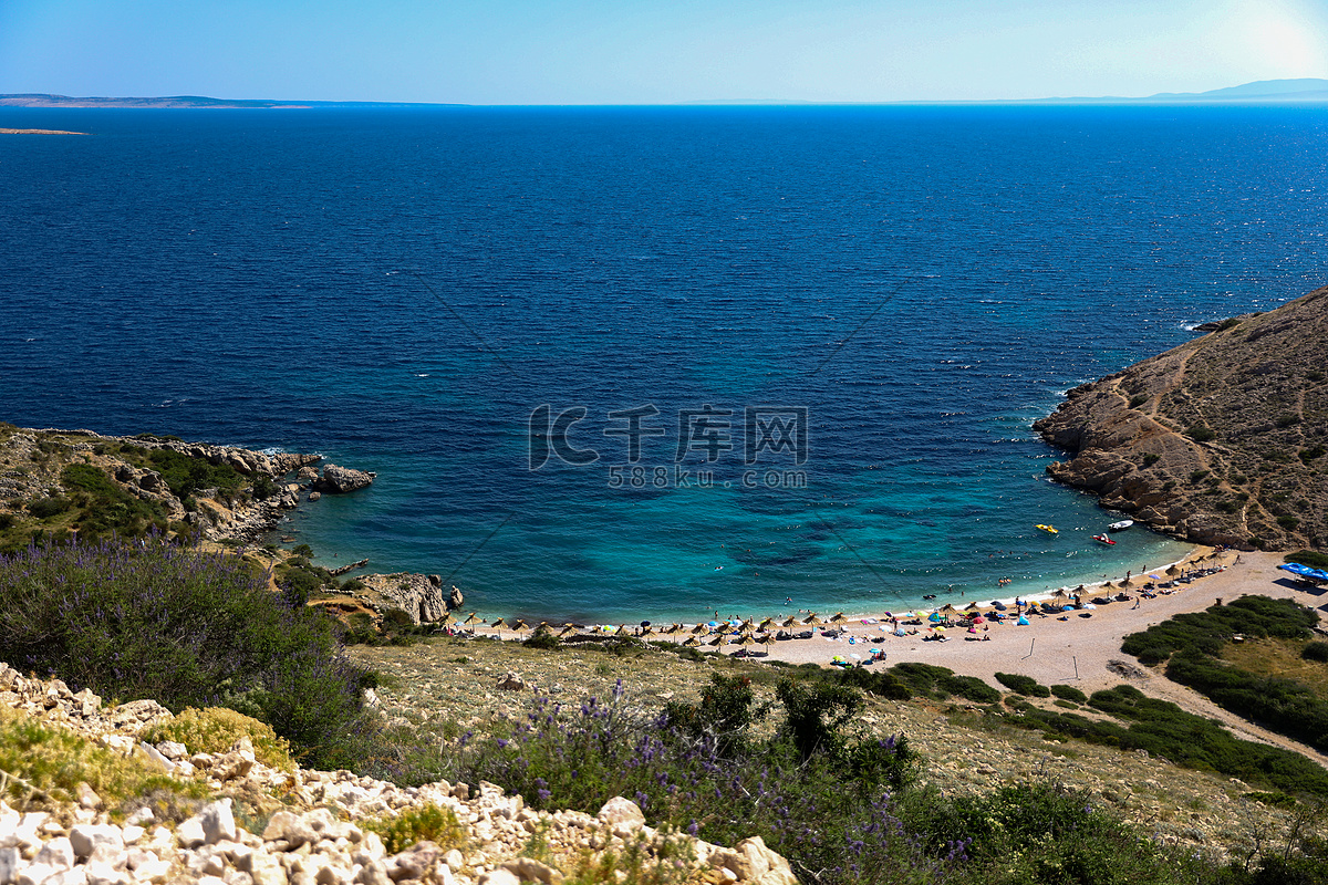 克罗地亚亚得里亚海的夏季海湾岸边。高清摄影大图-千库网