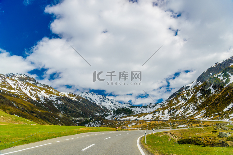 在多雪的阿尔卑斯山、Fluelapass、达沃斯、格劳宾德之间的道路高清摄影大图-千库网