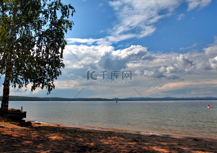 夏季乌拉尔南部的 Uwildy 湖高清摄影大图-千库网