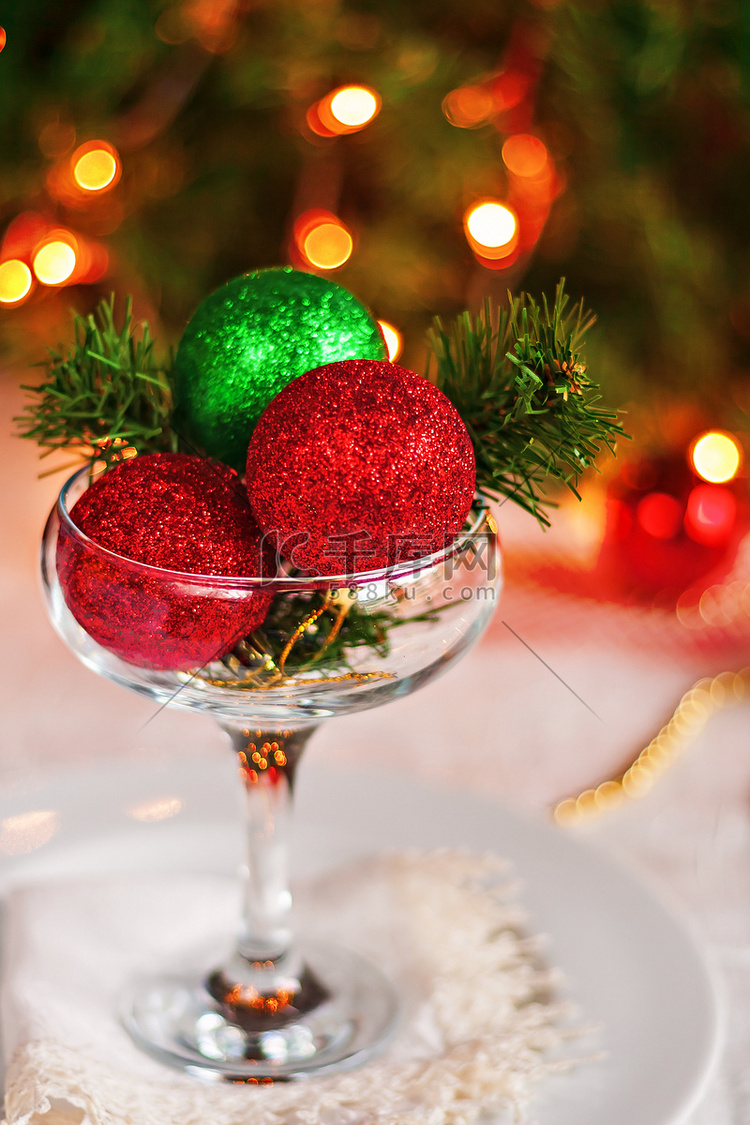 用圣诞球和珠子装饰的节日餐桌高清摄影大图-千库网