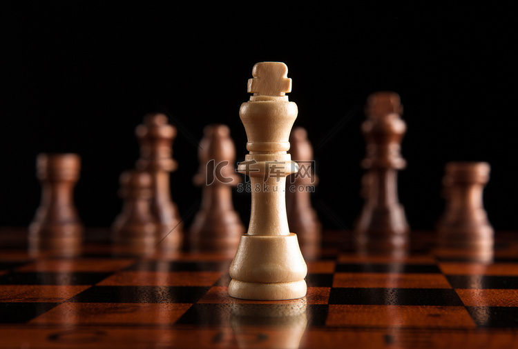 以国王为中心的国际象棋游戏高清摄影大图-千库网