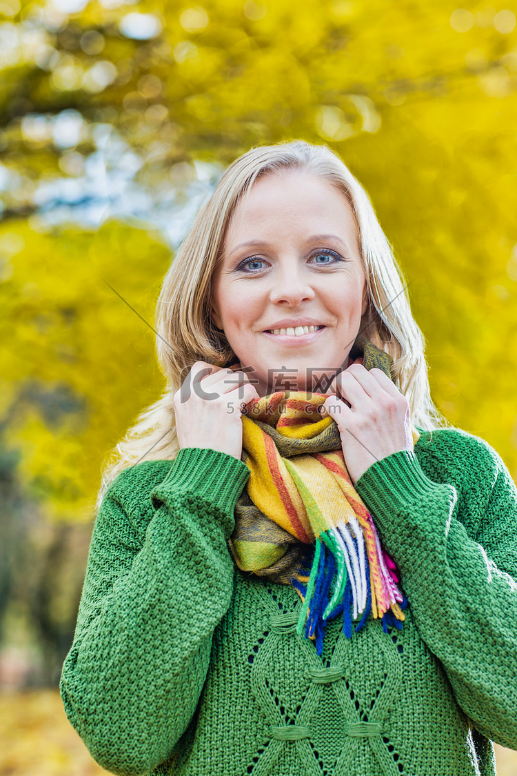 美丽的女人拿着围巾站着微笑的画像高清摄影大图-千库网