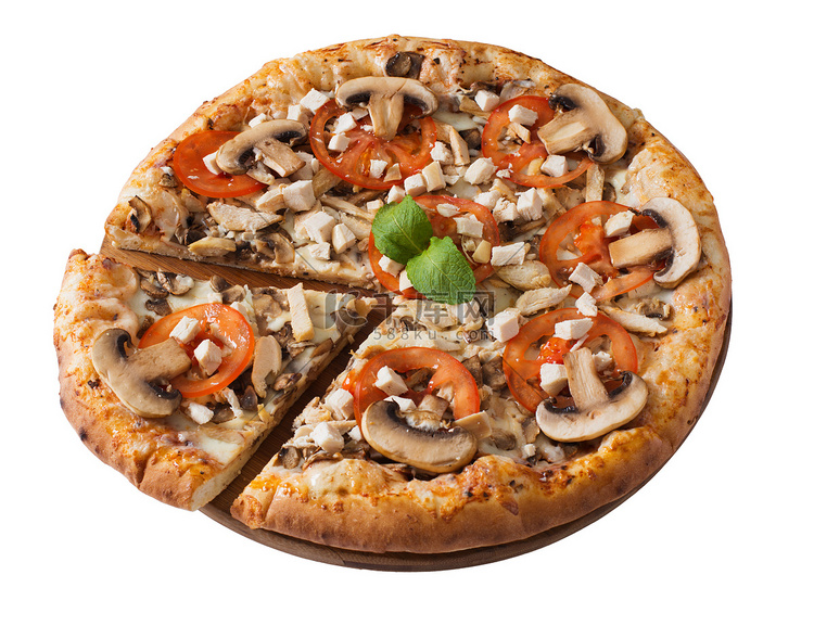 与鸡肉、蘑菇和番茄分离的美味比萨高清摄影大图-千库网
