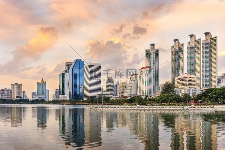 现代办公楼高清摄影大图-千库网