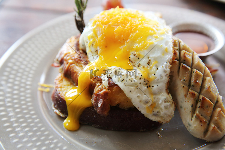 法式吐司鸡蛋和培根早餐 Brekkie Stack高清摄影大图-千库网