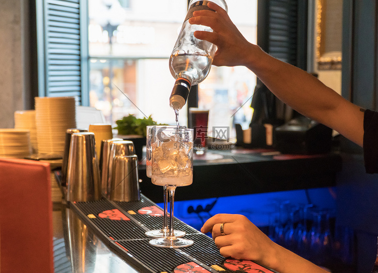 酒吧的调酒师高清摄影大图-千库网