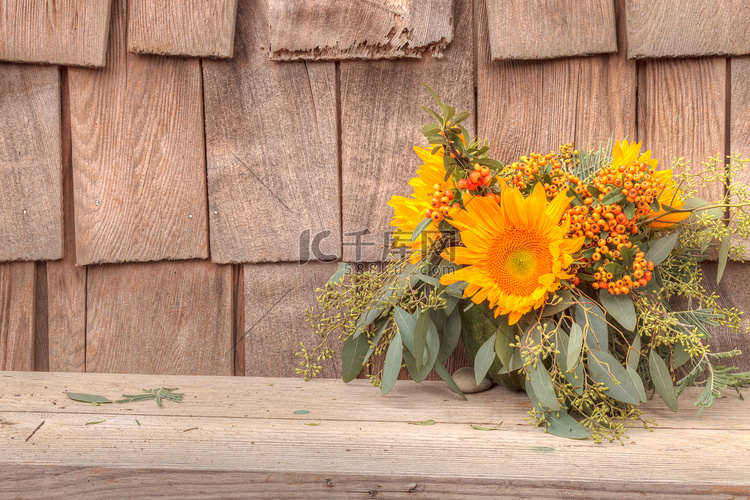 葫芦花瓶内的节日花束高清摄影大图-千库网
