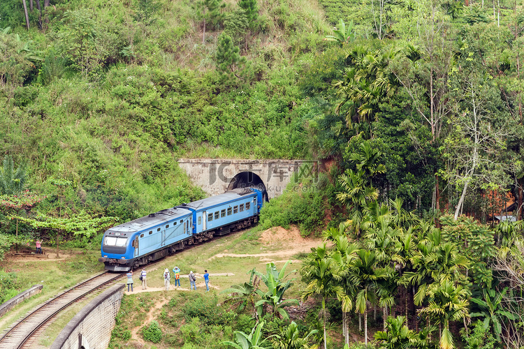 在九拱门德摩达拉桥埃拉市斯里兰卡的火车。高清摄影大图-千库网