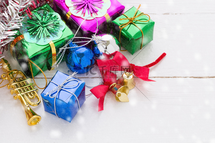 白色木制背景上的圣诞装饰高清摄影大图-千库网