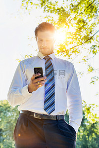 使用智能手机的英俊成熟商人的低视角高清摄影大图-千库网