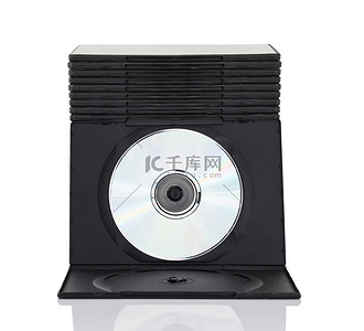 白色背景上有光盘的 DVD 盒高清摄影大图-千库网