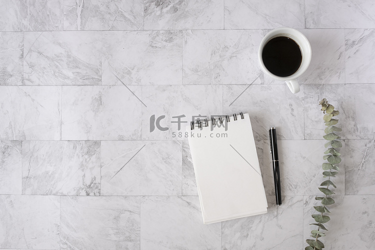 Topview 平躺式工作台，带办公文具高清摄影大图-千库网