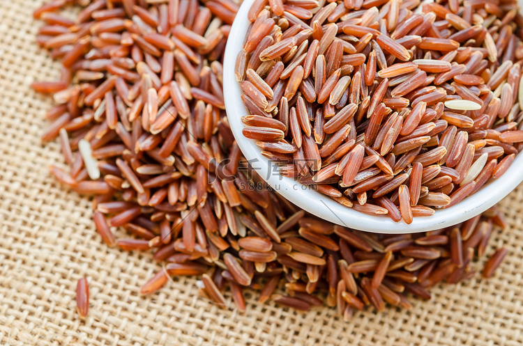 白碗里的红米饭。高清摄影大图-千库网