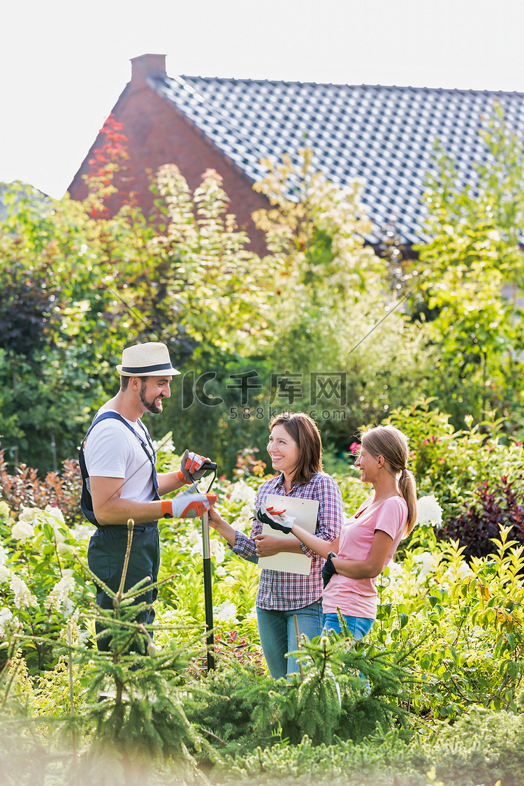 站在花园里的店主和园林工作人员合影高清摄影大图-千库网