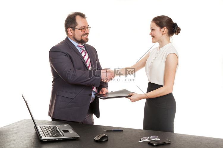 伙伴握手高清摄影大图-千库网