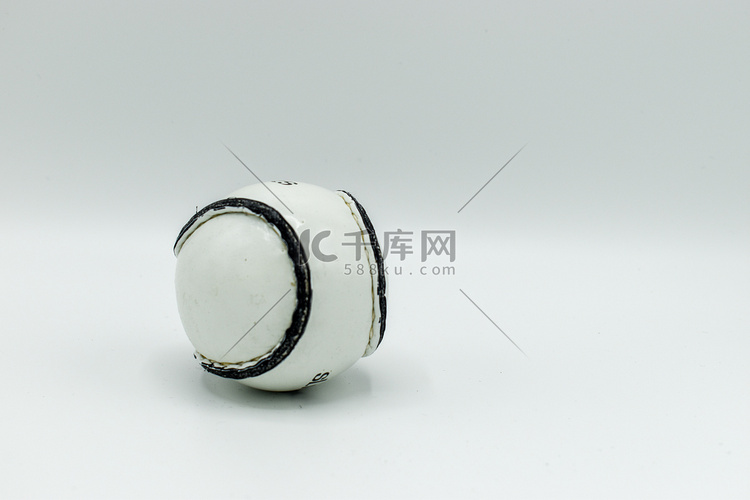 白色背景上孤立的爱尔兰 Sliotar Hurley 球高清摄影大图-千库网