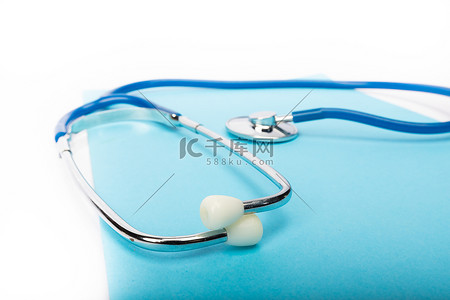 医疗记录和蓝色听诊器特写在白色背景高清摄影大图-千库网