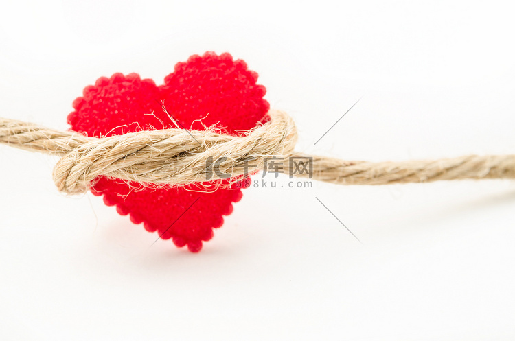 红色的心用一根绳子连接。高清摄影大图-千库网