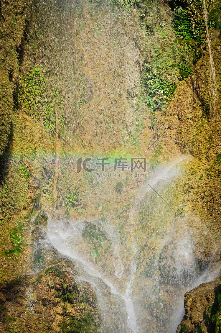 美丽的彩虹瀑布 Dai Yem（粉红色上衣）在越南 Son La 涌出小水流高清摄影大图-千库网