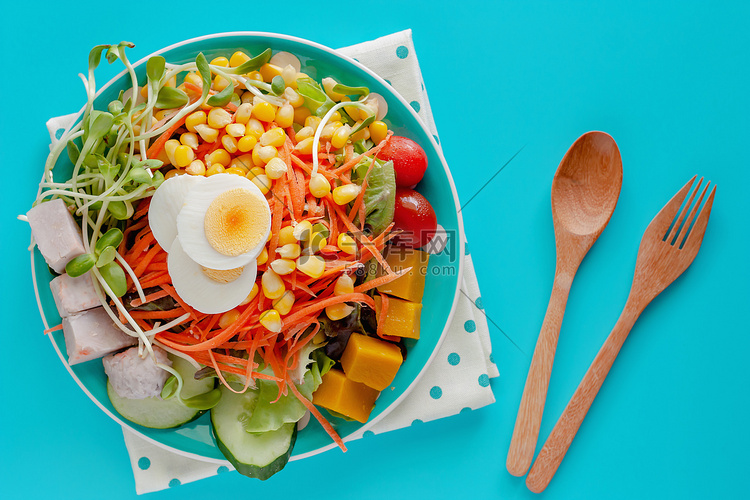 新鲜沙拉蔬菜配煮鸡蛋、木勺和叉子高清摄影大图-千库网