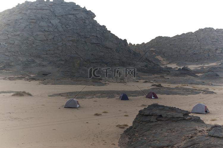 在撒哈拉沙漠露营高清摄影大图-千库网