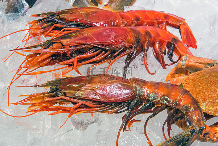 大虾在市场上出售高清摄影大图-千库网