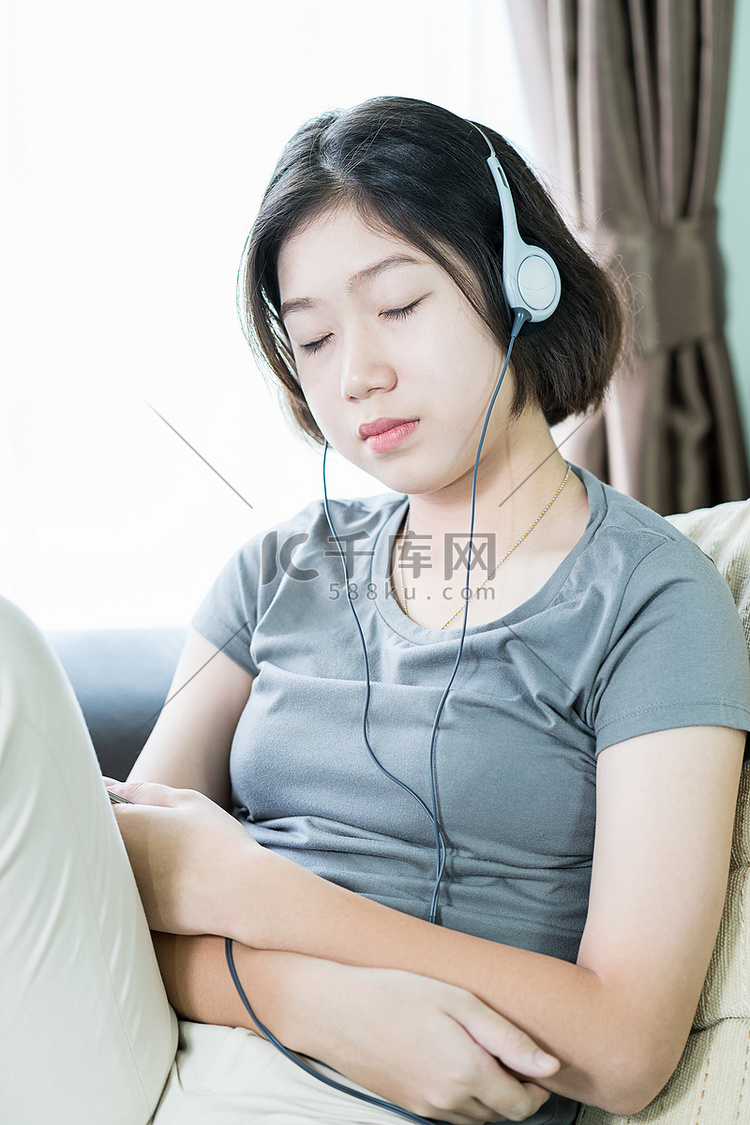 年轻女子用手机听音乐高清摄影大图 千库网