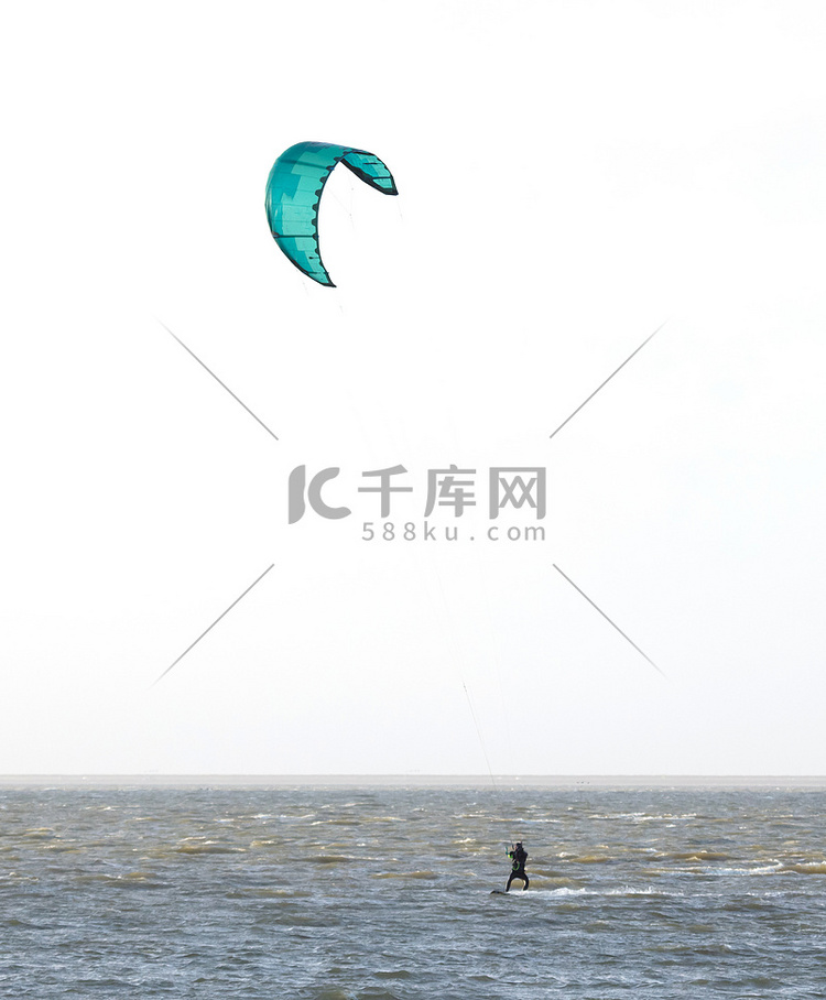 在海浪上风筝冲浪高清摄影大图-千库网