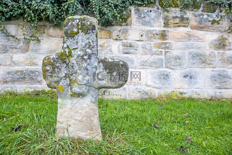 中世纪修道院墙前的赎罪十字架高清摄影大图-千库网