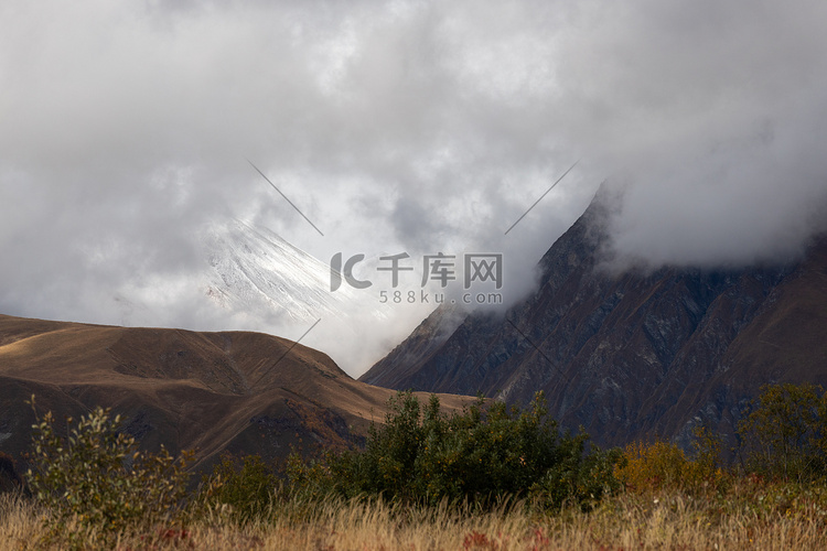 格鲁吉亚卡兹别吉地区，雪山和崎岖的地形高清摄影大图-千库网