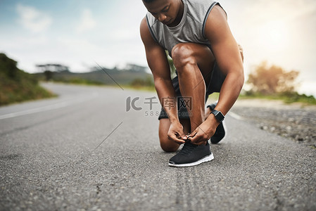 系好鞋带，进入最佳状态。高清摄影大图-千库网