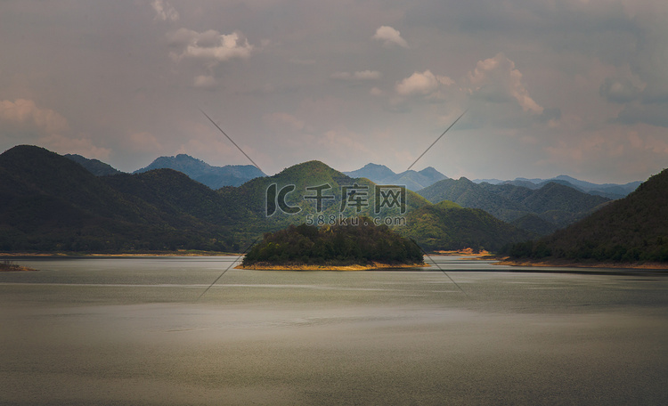 日出或日落时，湖岸景观与山脉背景。高清摄影大图-千库网