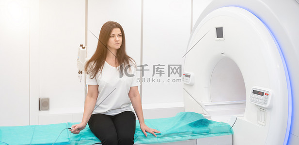 现代医院实验室的医学 CT 或 MRI 扫描。高清摄影大图-千库网