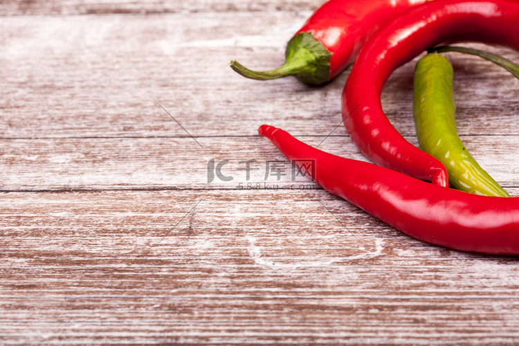 木质背景中的辣红和青椒高清摄影大图-千库网