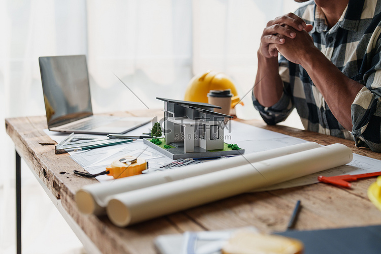 一群专业工程人员在现代住宅新项目的会议和讨论中集思广益。高清摄影大图-千库网