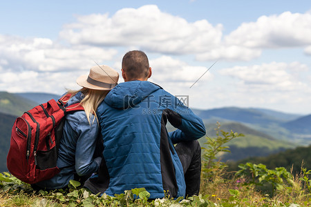 美丽的年轻夫妇在山峰享受大自然的肖像。高清摄影大图-千库网