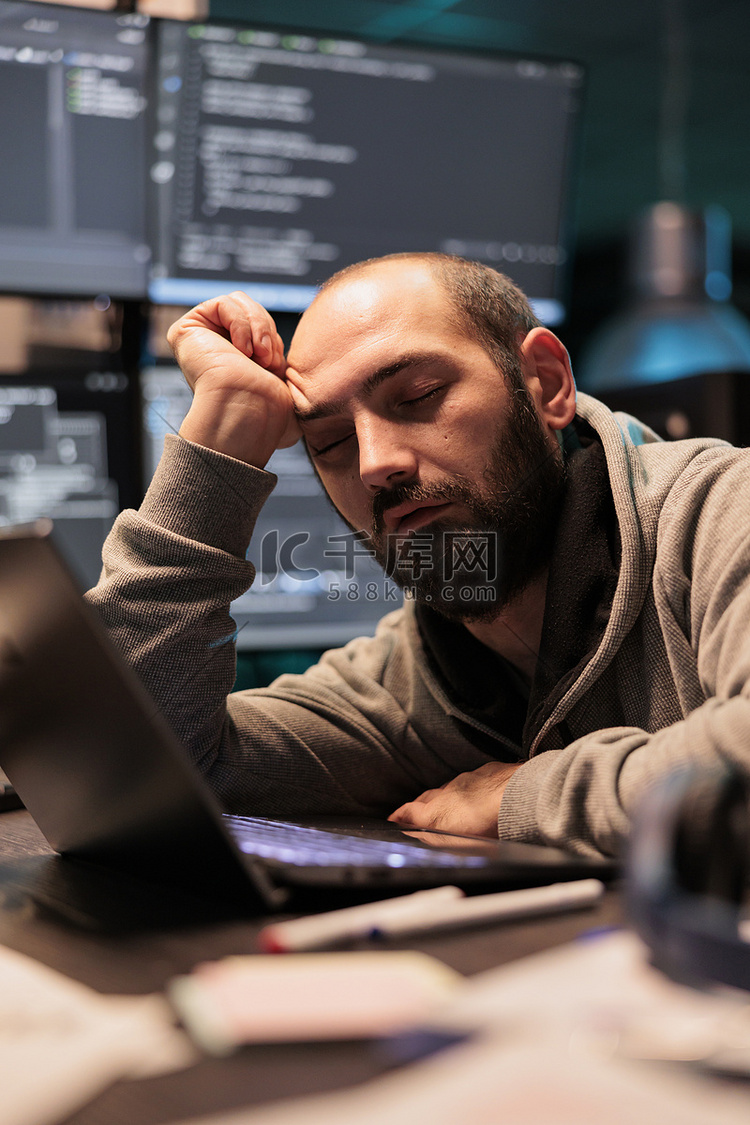 疲惫的 IT 工程师在办公桌上睡着了高清摄影大图-千库网