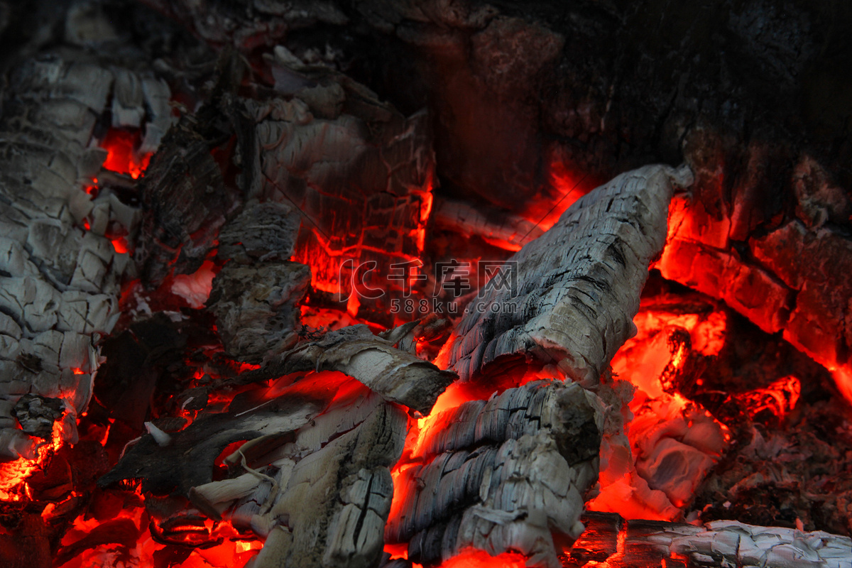 闷烧的木头在生动的火焰中燃烧。高清摄影大图-千库网