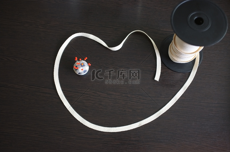 黑色木质背景上的一套裁剪工具和配件。高清摄影大图-千库网