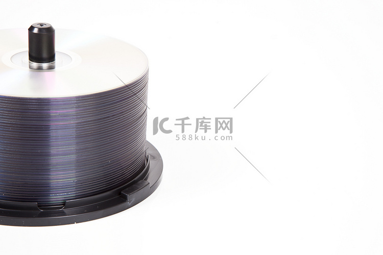 白色背景上主轴上的一叠 CD高清摄影大图-千库网