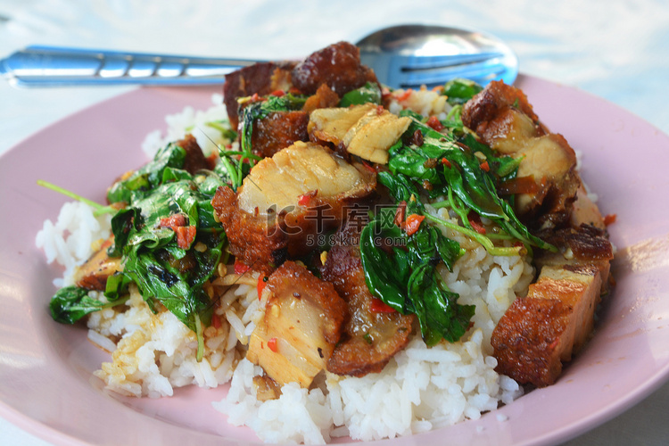 泰式罗勒脆皮猪肉 (Kra Pao Moo Grob)高清摄影大图-千库网