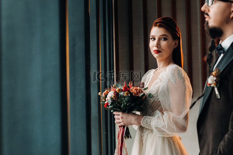 在内部的时尚新婚夫妇。高清摄影大图-千库网