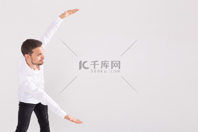 留着胡须的帅哥在白色背景中指向一个方向，复制空间高清摄影大图-千库网