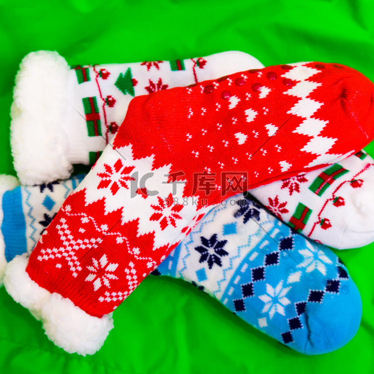 圣诞节或新年礼物和惊喜的亮色袜子高清摄影大图-千库网